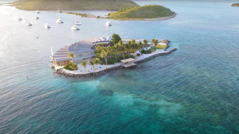 7 Legendary Beach Bars in the BVI to Visit by Yacht